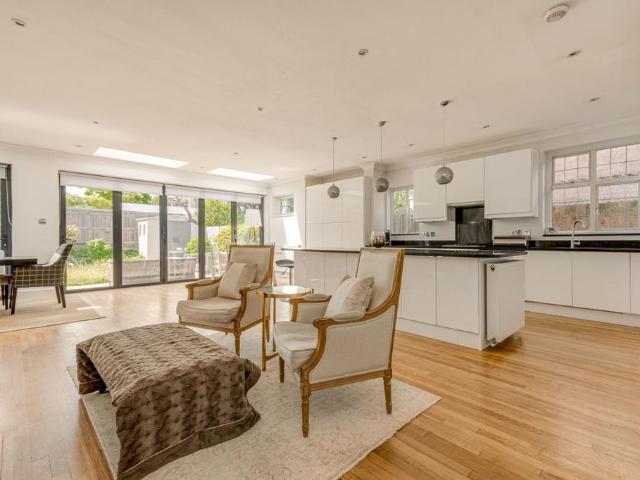 Queens Road, Richmond TW10 6 bed detached house to rent £12,500 pcm £2,885 pw