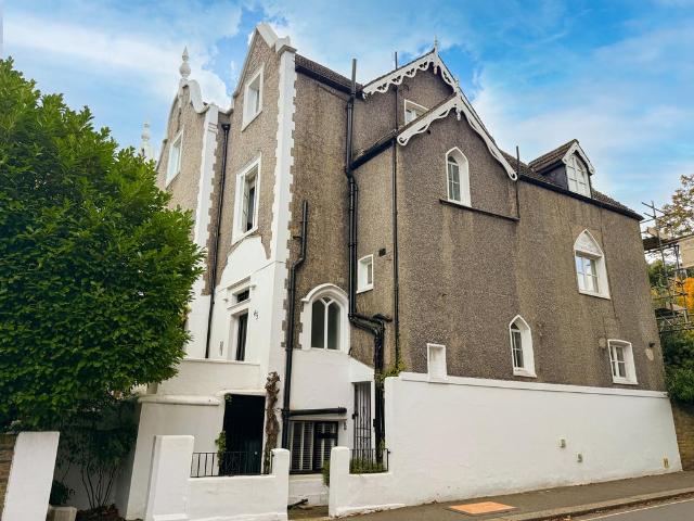Queens Road, Richmond, TW10 6JX 2 bed apartment to rent £2,750 pcm £635 pw