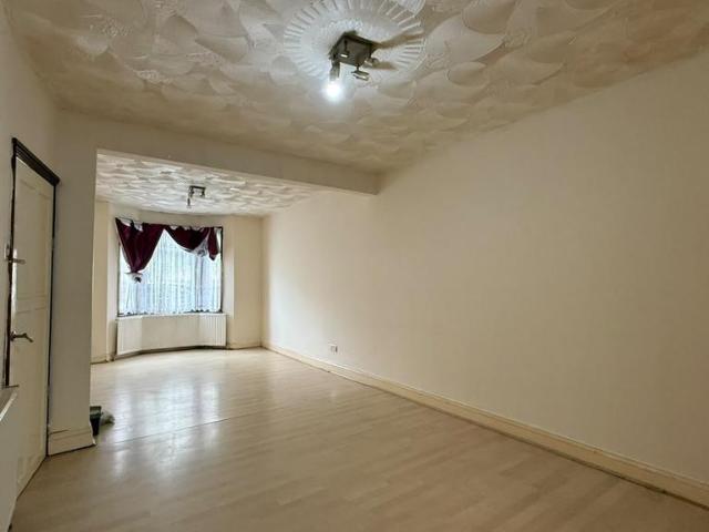 Queens Road, Southall, UB2 5AZ 3 bed house to rent £2,295 pcm £530 pw