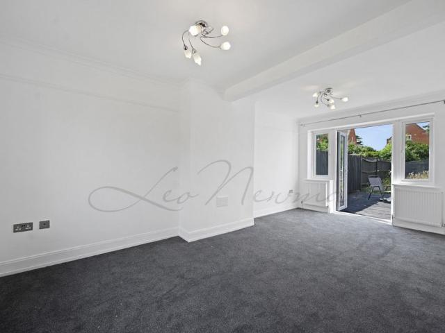 Queens Walk, Ashford, TW15