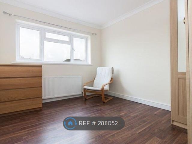 Queens Walk, Ruislip HA4, 3 bed flat to rent, £1,900 pcm | PrimeLocation
