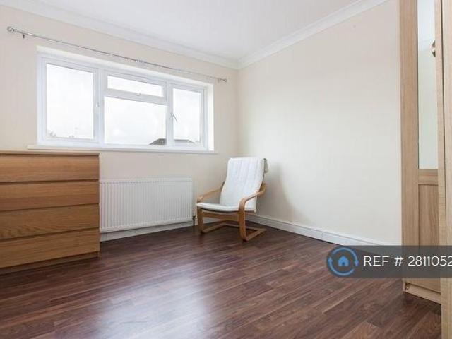 Queens Walk, Ruislip, HA4 3 bed flat to rent £1,900 pcm £438 pw