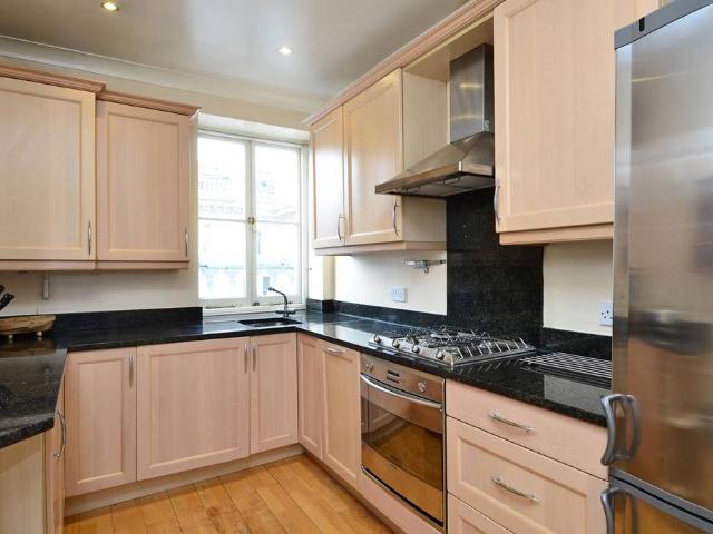 Queensberry Place, South Kensington. 2 bed flat to rent £5,634 pcm £1,300 pw