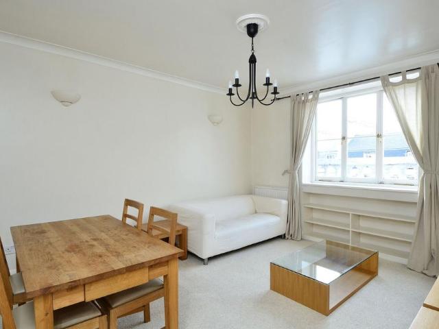 Queensberry Place, South Kensington. 2 bed flat to rent £5,634 pcm £1,300 pw