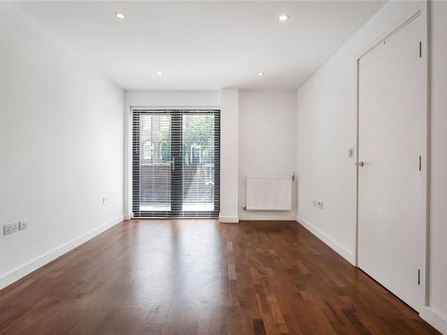 Queensbridge Road, Hackney, London, E8 1 bed apartment to rent £2,100 pcm £485 pw