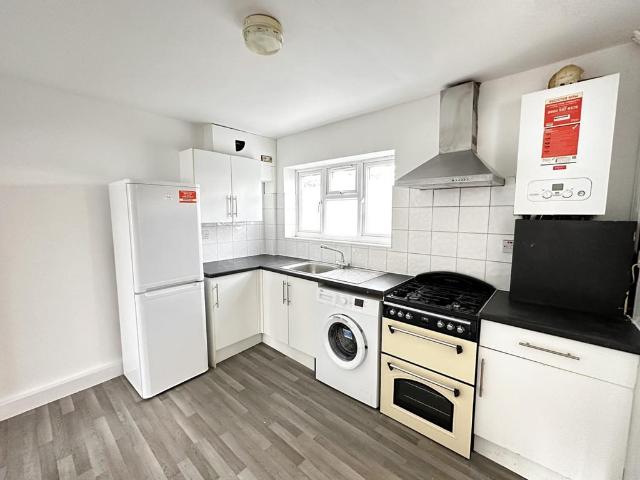 Queensgate Longwood Gardens, Ilford. 3 bed flat to rent £2,300 pcm £531 pw