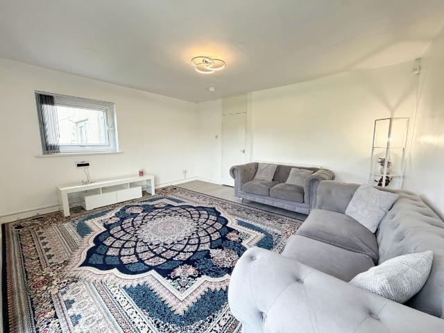 Queenshill Avenue, Moortown, Leeds LS17, 3 bed flat to rent, £1,250 pcm | PrimeLocation