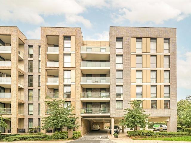 Queenshurst Square, Kingston upon. 2 bed apartment to rent £2,850 pcm £658 pw