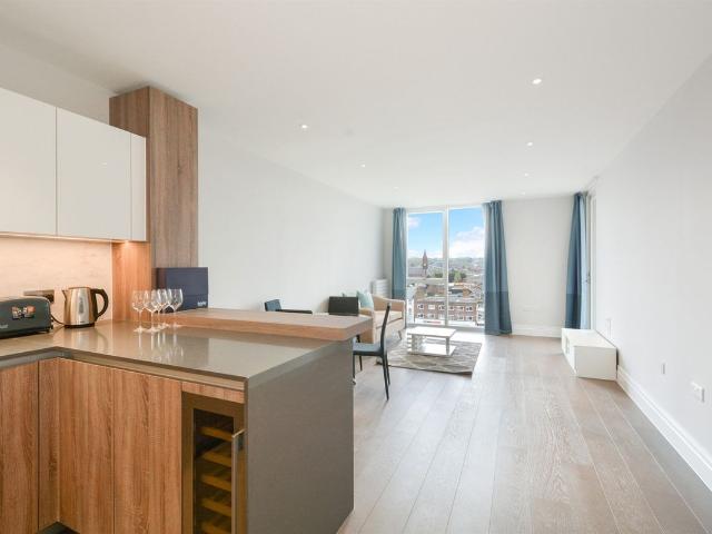 Queenshurst Square KT2, 2 bed flat to rent, £2,800 pcm | PrimeLocation