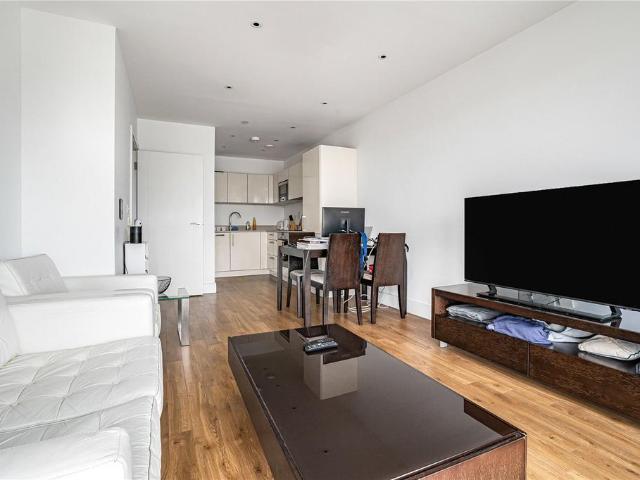 Queensland Road, Highbury, Islington. 1 bed apartment to rent £2,383 pcm £550 pw