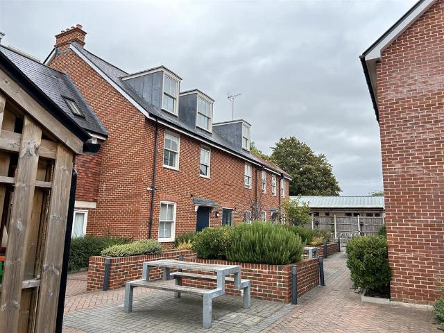 Queningate Mews, Canterbury CT1 Studio to rent £1,000 pcm £231 pw