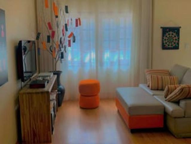 Quer morar em um quarto individual com sacada? + 3 moças