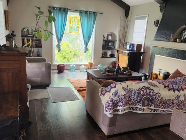 Quite Bedroom with garden view
