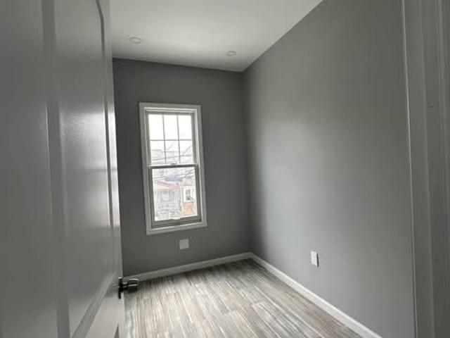 Quite, clean room available near A and J subway
