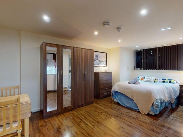 Quite Studio Flat in Wilsden Green