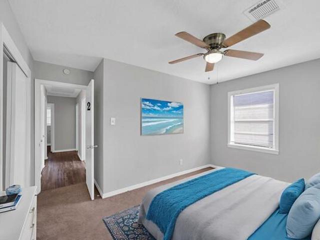 Quiet 5 Room Houston Home | Workspace + WiFi | Transit + Smart TV | 10 Min to Downtown — Settle In Comfortably
