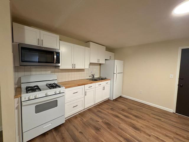 Charming 1 Bedroom Apartment with Outdoor Porch Available Now!