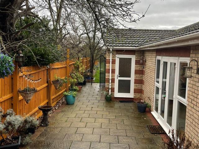 Quiet 2 bedroomed annexe in lovely garden