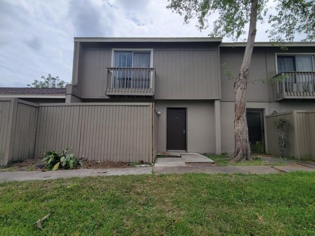 Quiet 3/2.5 Temple Terrace Townhome with Private Patio & 3 Pools