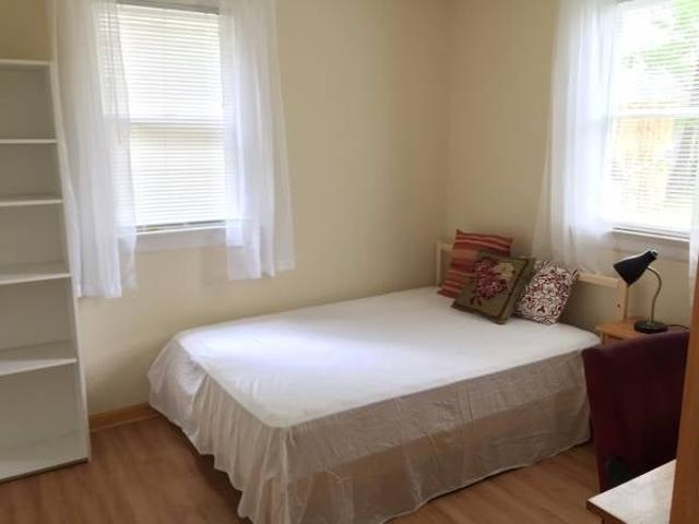 Quiet center Richmond ROOM with shared bath