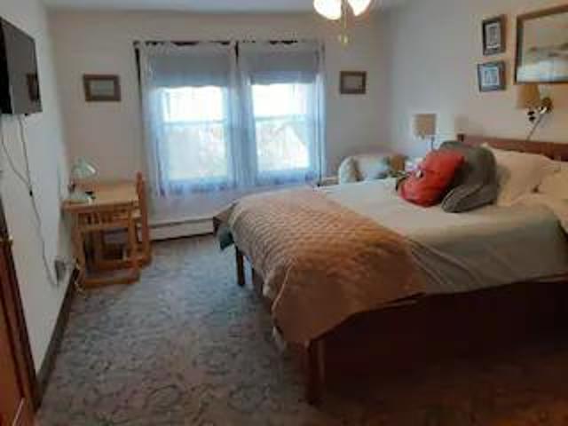 Quiet, Comfy, Bright 1 BR Apt. Convenient Locale