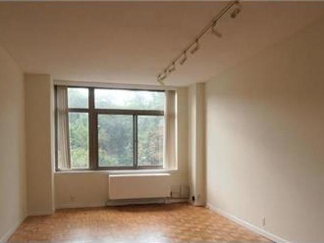 Quiet & Convenient Larchmont Full service complex