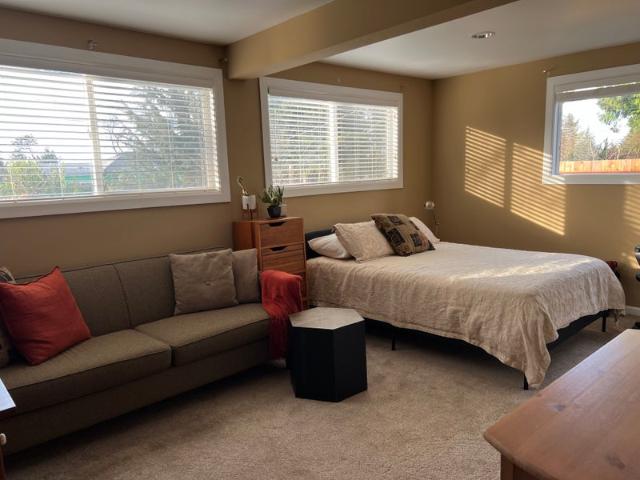 Quiet cozy garden home room to share