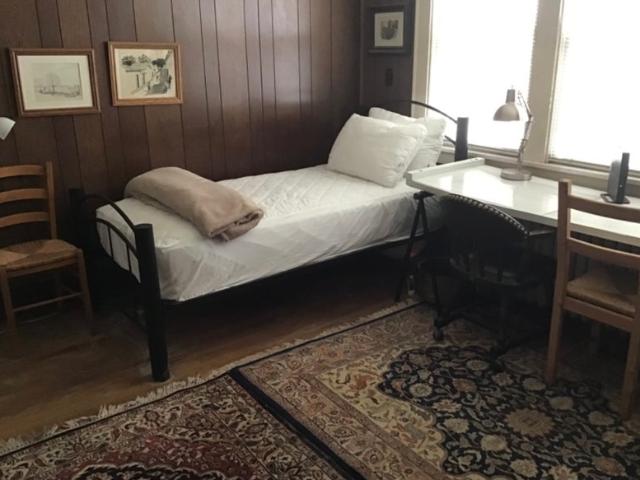 Quiet clean furnished room close to MN train
