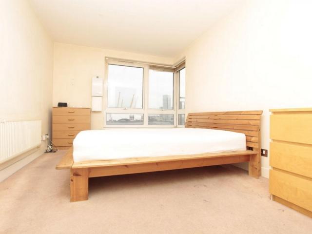 Quiet double bedroom close to London Campus of the UWS Has a Room