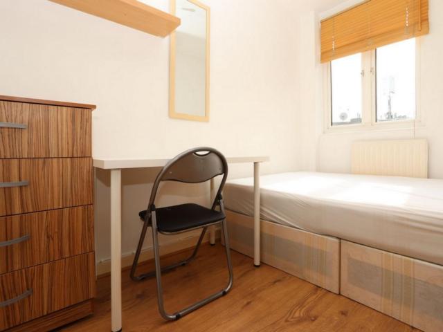 Quiet double bedroom right next to Hoxton Overground station Has a Room