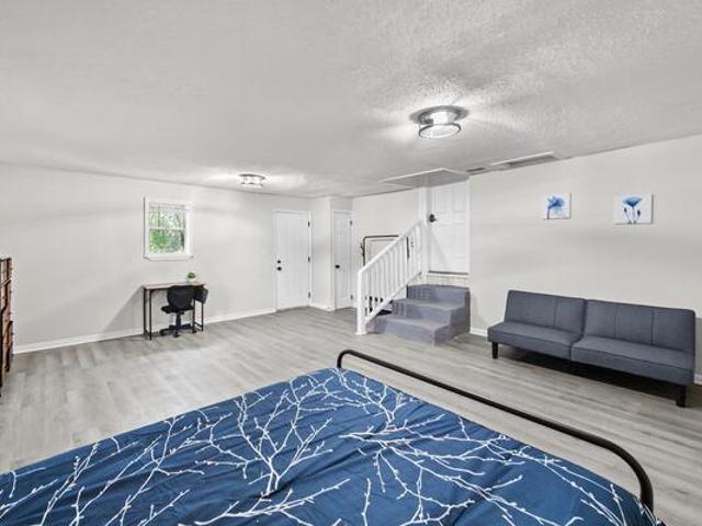 Quiet Furnished Room Behind Peaceful Church – Near Downtown