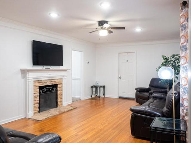Quiet home overlooking golf course, near downtown