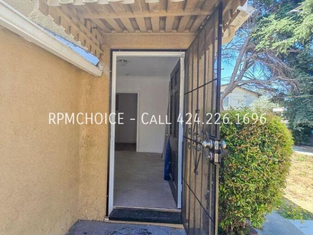 Quiet & large studio unit in one level right next to yard