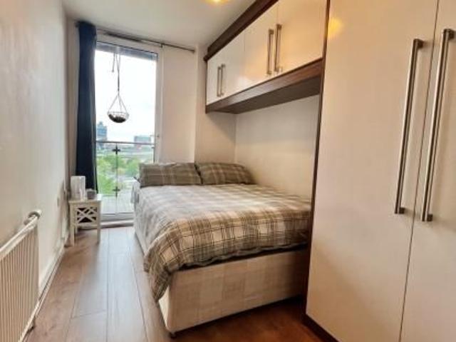 Quiet modern room with far reaching views of sunset and Olympic Park, designated desk and chair, high speed wifi and comfortable bed. 5 minuets walk to Stratford station. 10 minutes to Canary Wharf by Underground. Cleaning services available