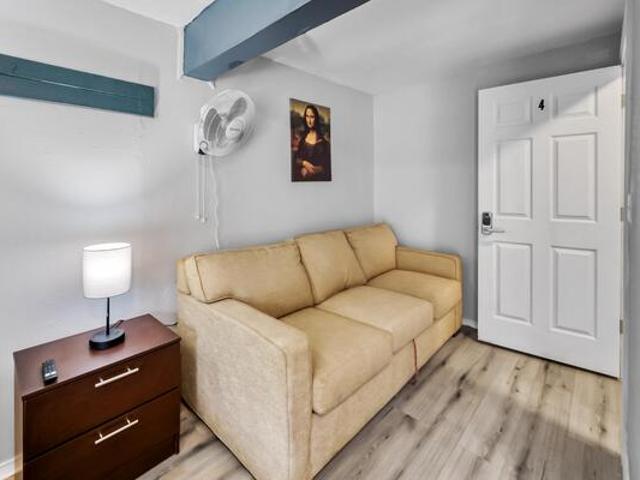 Quiet Neighborhood next to Craig Airport and Atlantic Blvd. 15 min Drive to Beach