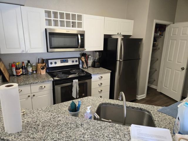 Quiet professionals looking for a roommate
