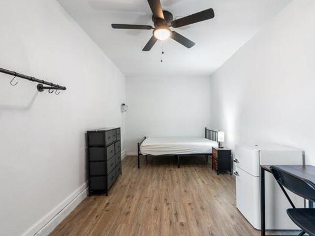 Quiet Property In a peaceful low traffic street. Close to retail locations. Fully stocked kitchen, private backyard and high speed Wifi!
