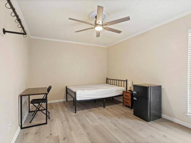 Quiet Property In a peaceful low traffic street. Close to retail locations. Fully stocked kitchen, private backyard and high speed Wifi!