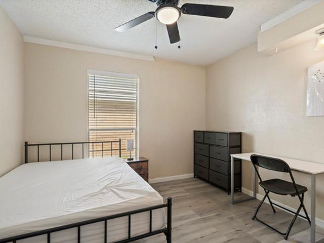 Quiet Property In a peaceful low traffic street. Close to retail locations. Fully stocked kitchen, private backyard and high speed Wifi!