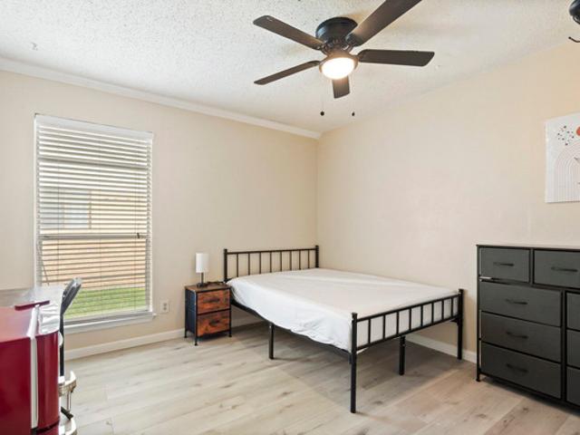 Quiet Property In a peaceful low traffic street. Close to retail locations. Fully stocked kitchen, private backyard and high speed Wifi!