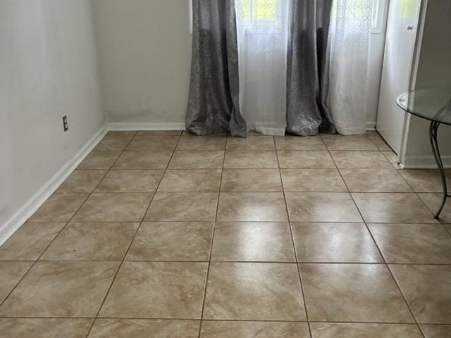 Quiet private one BR apt upgraded near airport