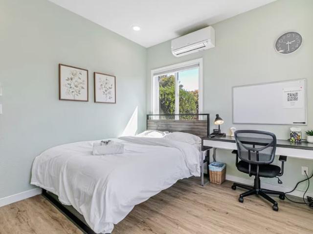 Quiet Private Room in Beautiful Shared apartment