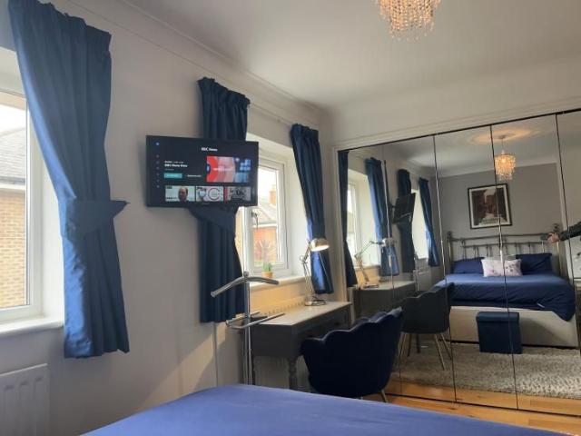 Quiet Principal Double Bedroom With Ensuite Bathroom in a Contemporary Style Townhouse in Thames Ditton Village Train to Waterloo 32 mins