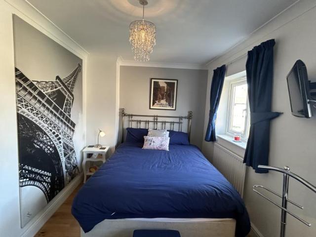 Quiet Principal Double Bedroom With Ensuite Bathroom in a Contemporary Style Townhouse in Thames Ditton Village Train to Waterloo 32 mins