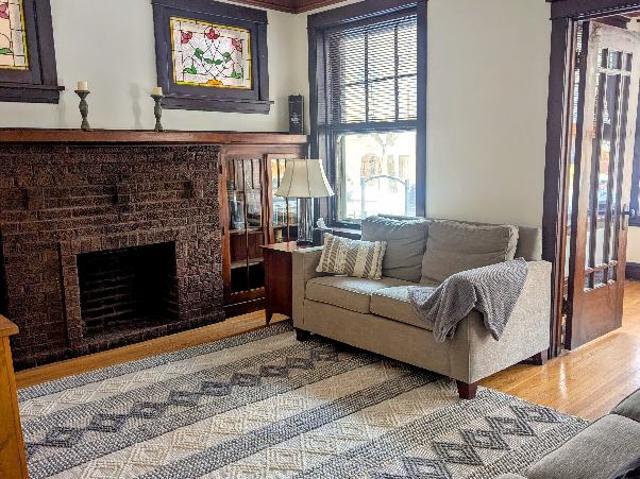 Quiet Queen Room + Workspace in Roscoe Villlage