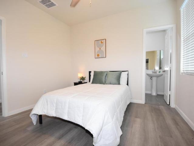 ️ Quiet South Houston Stay Ensuite Bathroom in
