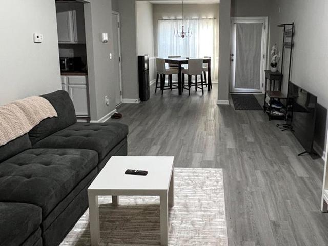 Quiet & Spacious Home Near Airport & Transit – Ide