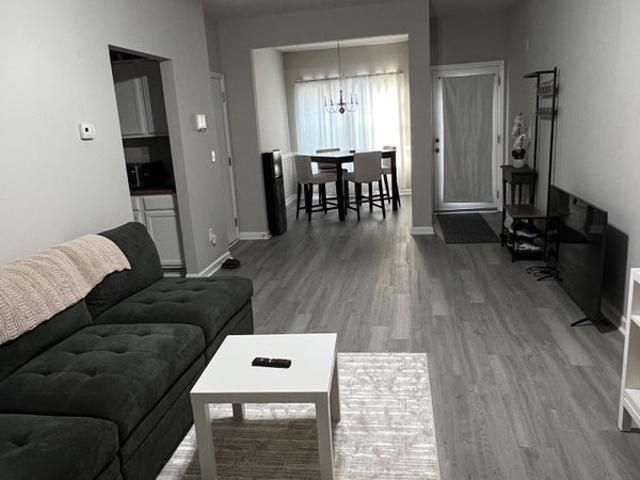 Quiet & Spacious Home Near Airport & Transit – Ide