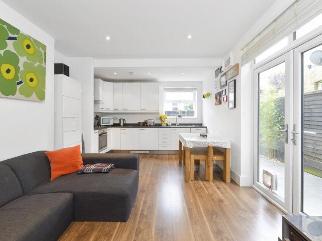 Quill Lane, London, SW15 2 bed bungalow to rent £2,250 pcm £519 pw