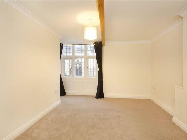 Quirky first floor 2/3 bedroom maisonette overlooking Howden Minster in the centre of the sought after historic market town